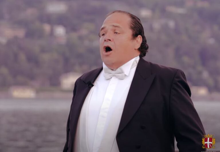 VIDEO La potenza e l'emozione: Marco Berti canta nel silenzio di una ...