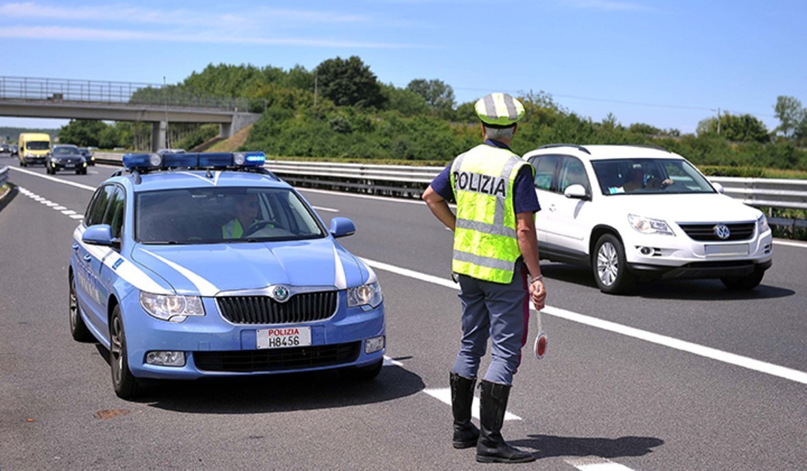 La Polstrada lo ferma sulla A9 a Grandate: 10 kg di hashish in auto, 3 ... La Polstrada lo ferma sulla A9 a Grandate: 10 kg di hashish in auto, 3 ...