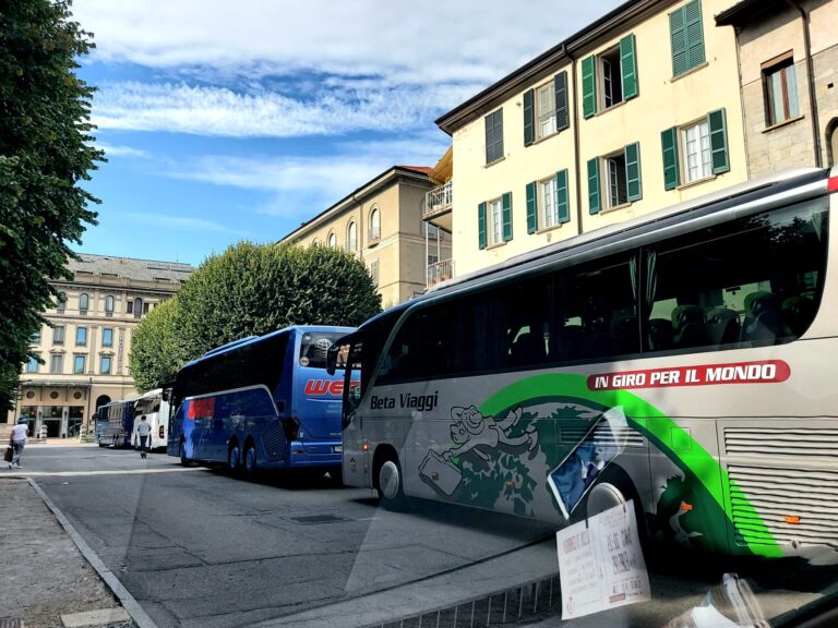 Muro di pullman turistici in piazza Roma. Ira della lettrice: "E ...