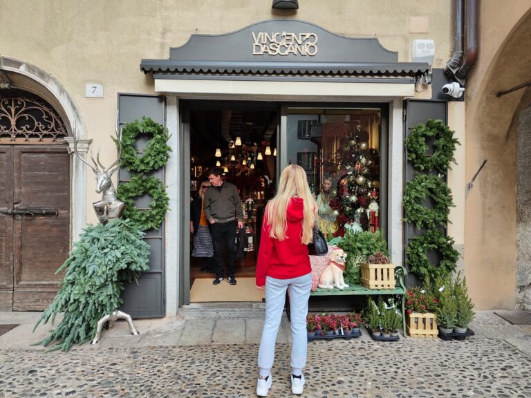 Como, sorpresa in piazza San Fedele: la nuova boutique per il Natale ...