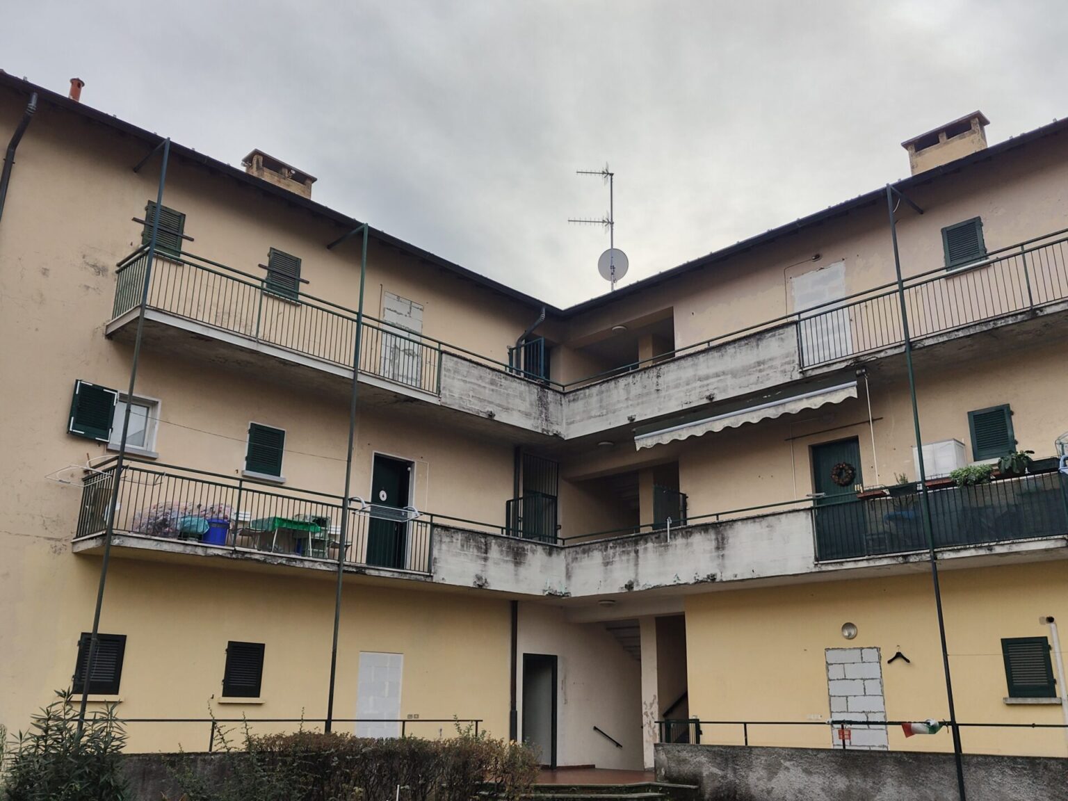 Como, via San Bernardino e le case comunali dalle finestre che non ridono (ma battono i denti ...