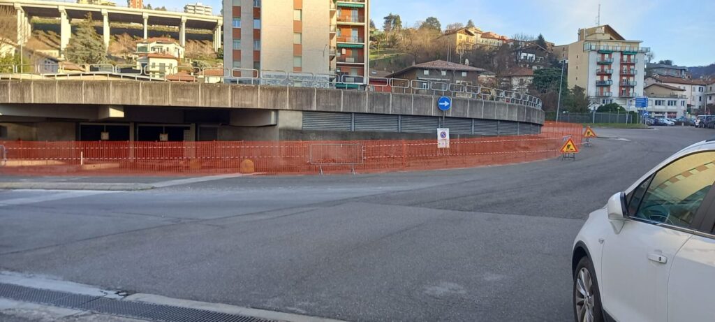 "Erano parcheggi irregolari ma davano respiro a Ponte Chiasso: quelle transenne all'autosilo ...