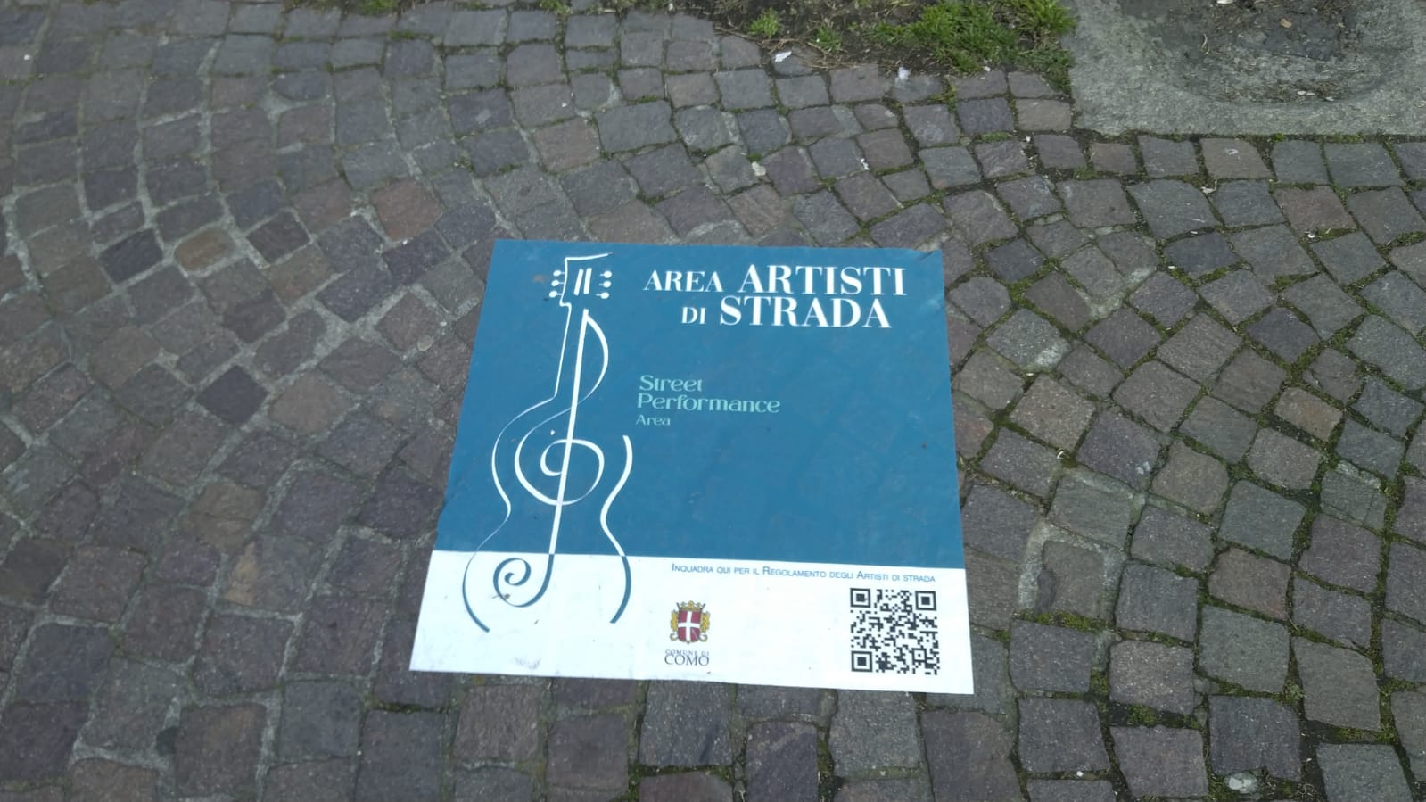 Artisti di strada a Como: ecco gli adesivi che indicano le postazioni ...