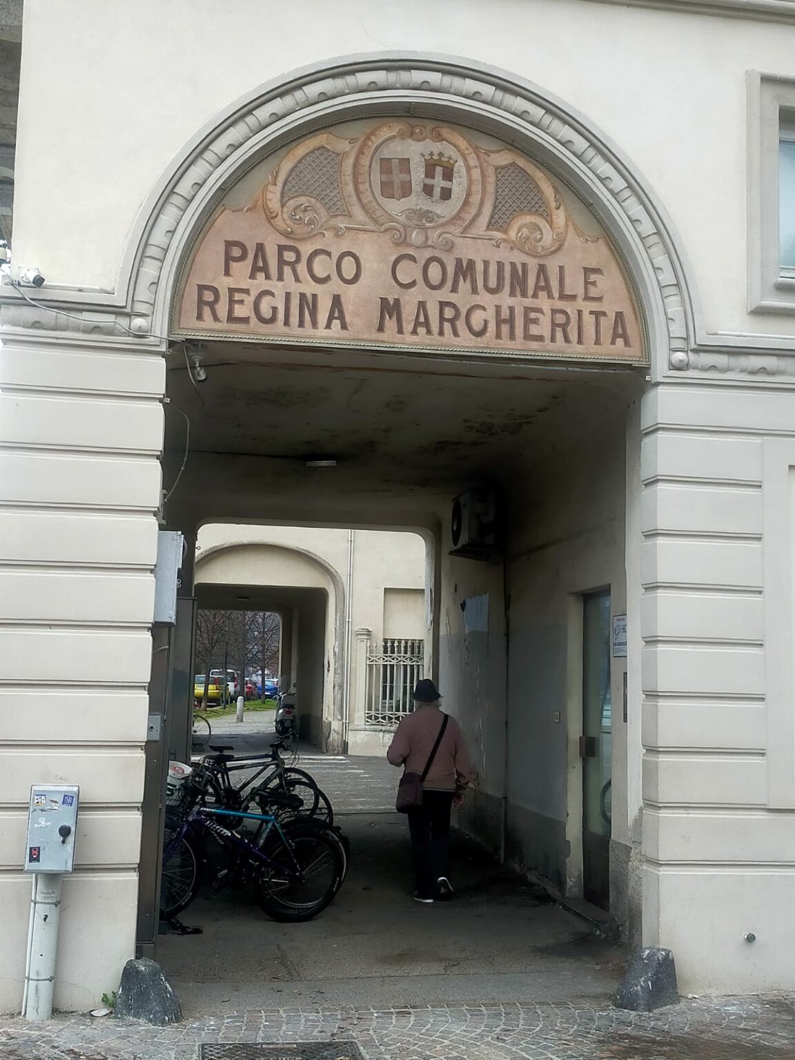 Como, l'iscrizione che apre la passeggiata di viale Geno 'Regina Margherita' è tutta nuova ...