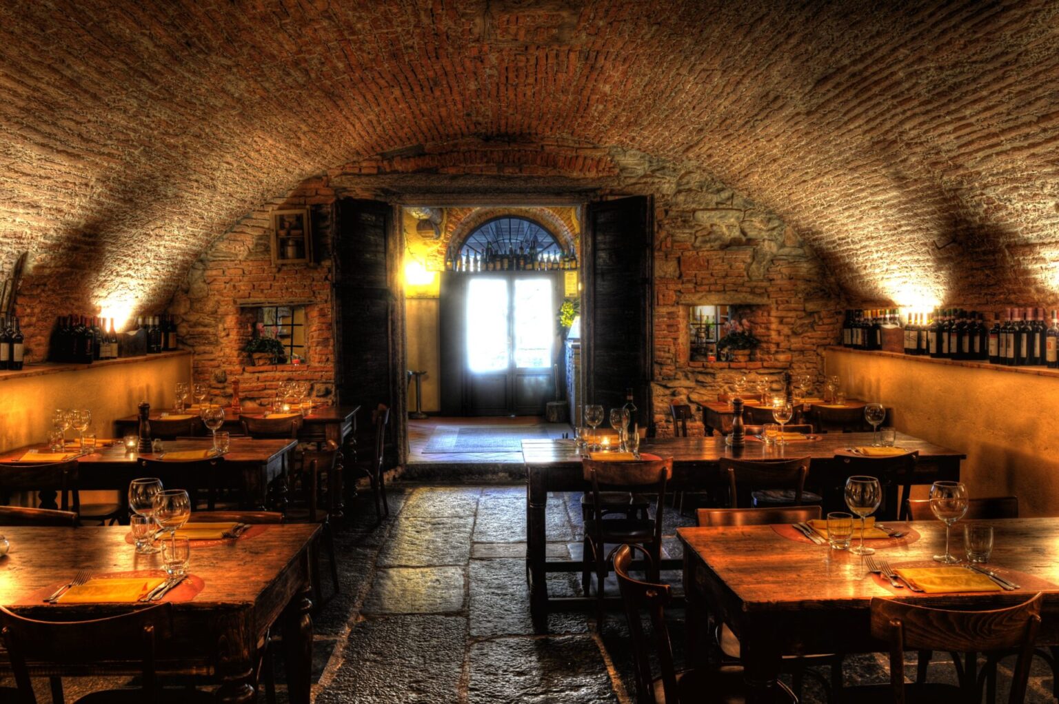Como, a cena nel mitico Crotto del Sergente c'è Ambra Angiolini: in ...