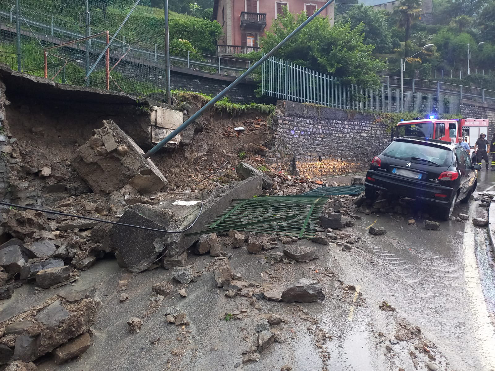 FOTO/VIDEO Temporali e grandine: frana ad Argegno, strada per la Valle ...
