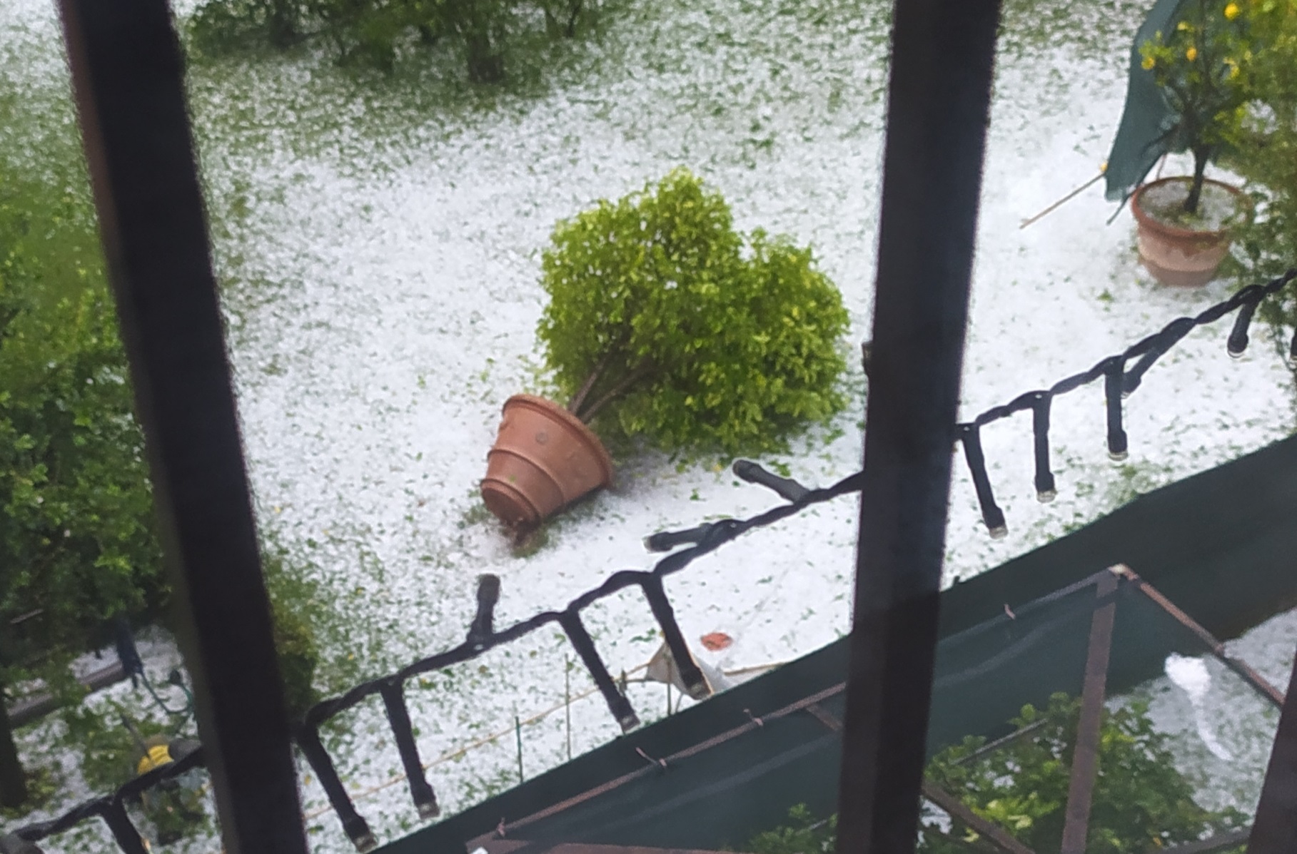 VIDEO Tempesta sul Lago di Como: il vento furioso e la grandinata a ...