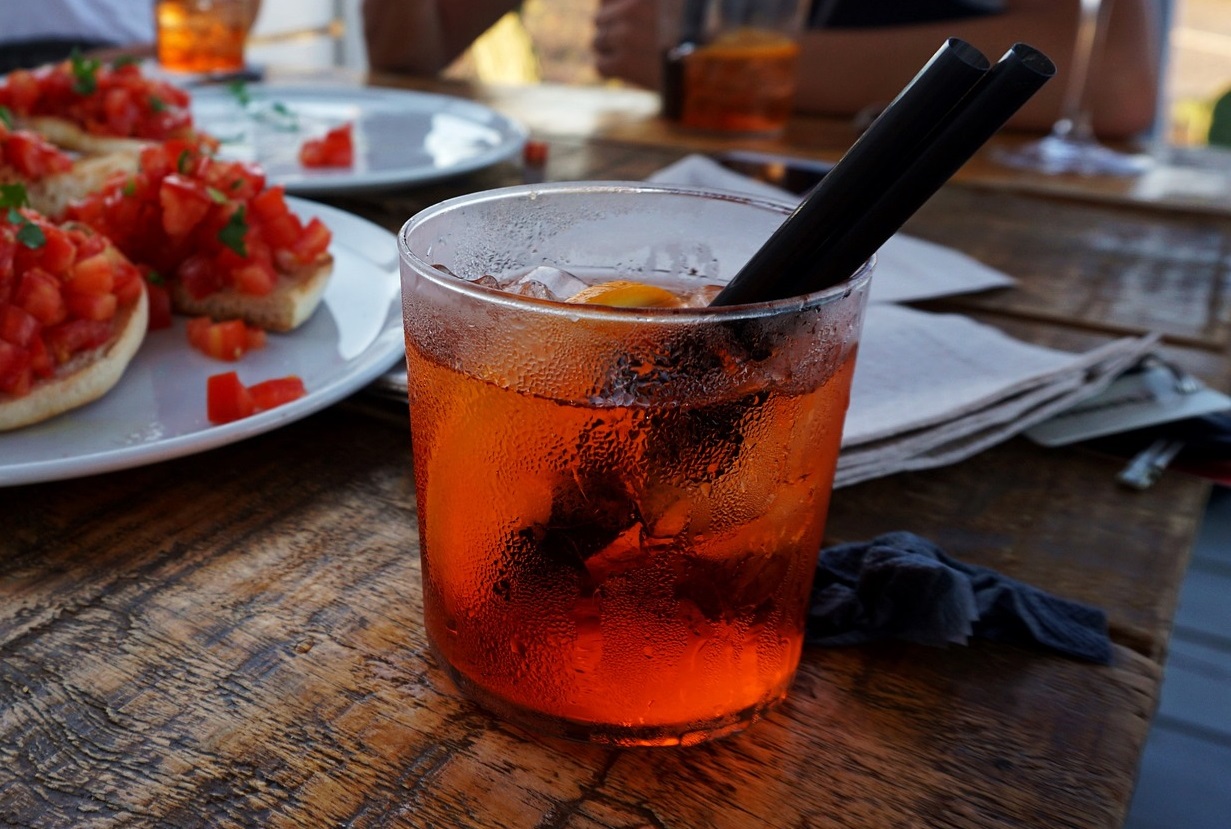 "Ma com'è che lo Spritz sul lungolago in Svizzera costa come a Como? Vi ...