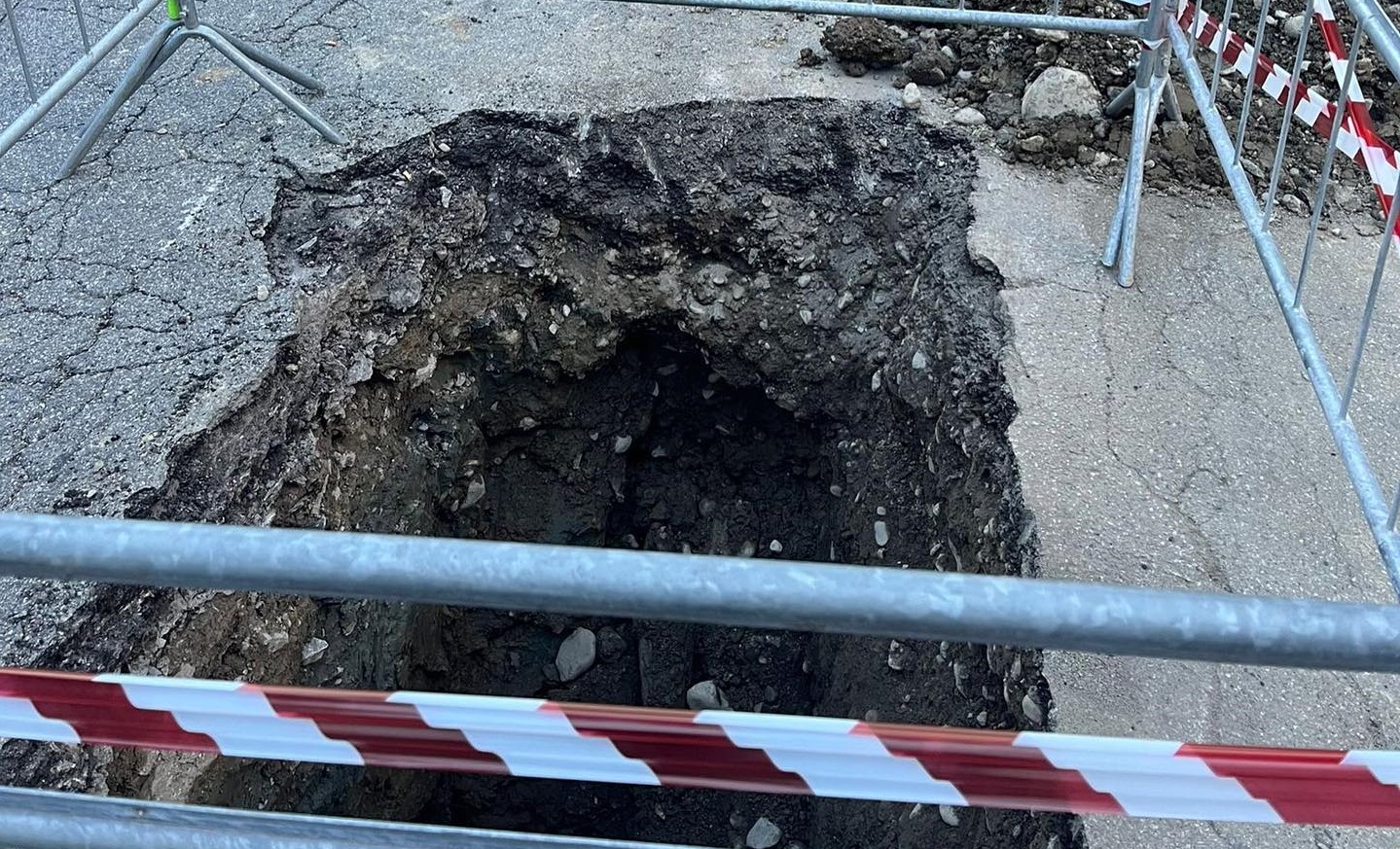Como, enorme voragine nella strada a Tavernola. Vozella: "Non è la ...
