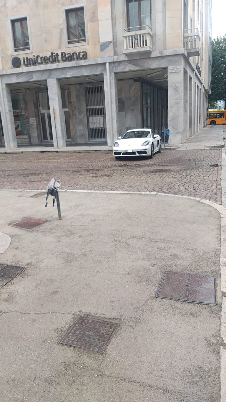 Como, avvisate Lorenzo Quadri: c'è da spostare un Porsche ticinese da ...