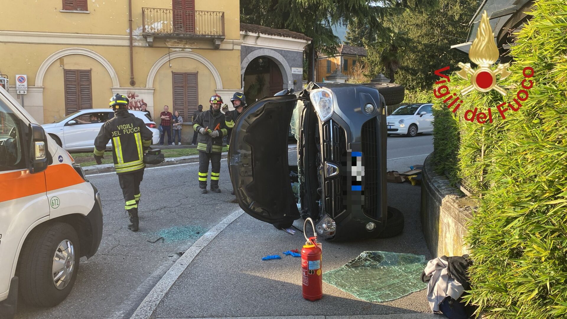 Spaventoso incidente, l'auto si ribalta sul marciapiede: ferito il conducente - ComoZero