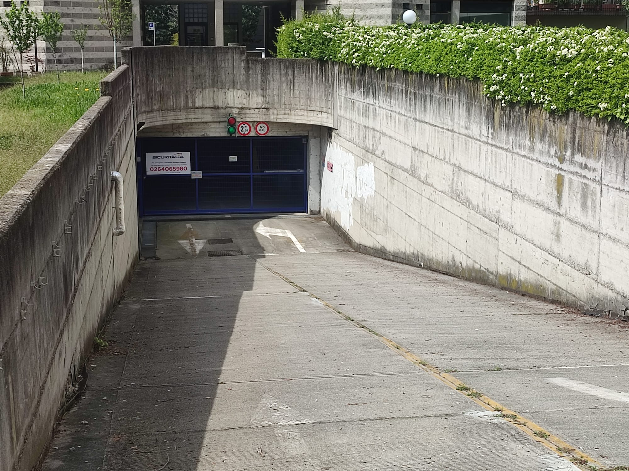 VIDEO Como, dopo la segnalazione immediato intervento all'autosilo: "Ora il cancello funziona ...