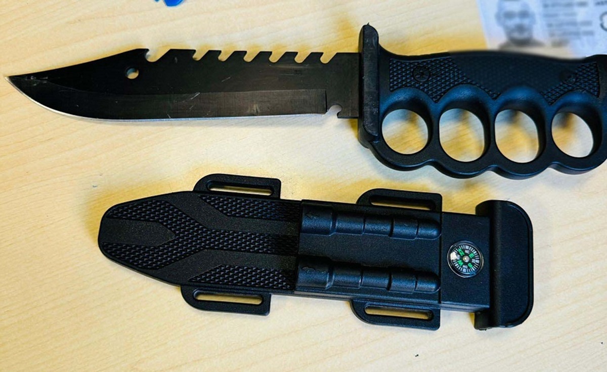 VIDEO Como: il coltello da caccia nascosto e i calci agli agenti, gli ...