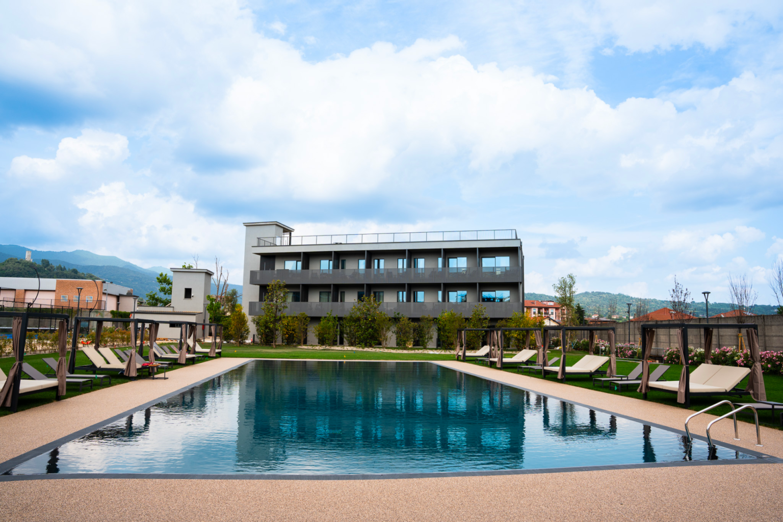 Al Padel Resort di Como aprono la piscina e il boutique hotel con 21 ...