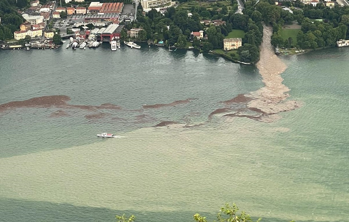 Fortissimi temporali, un fiume di fango dal Breggia finisce nel Lago di ...