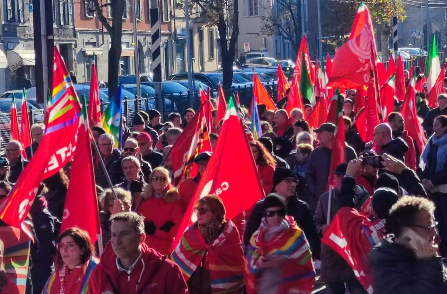 La Cgil: "Ieri a Como vietati striscioni e slogan. Il governo Meloni ...