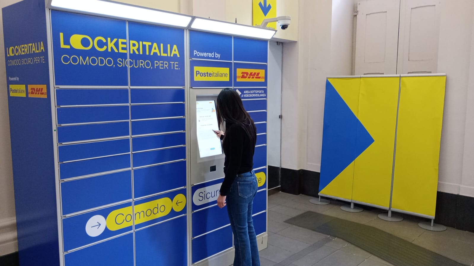 A Como uno dei primi locker in Lombardia di Poste e DHL per ritirare i ...