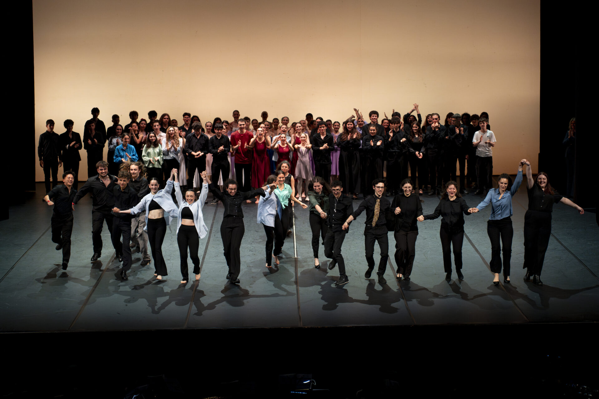 Cento giovani artisti incantano il Teatro Sociale di Como: un trionfo ...