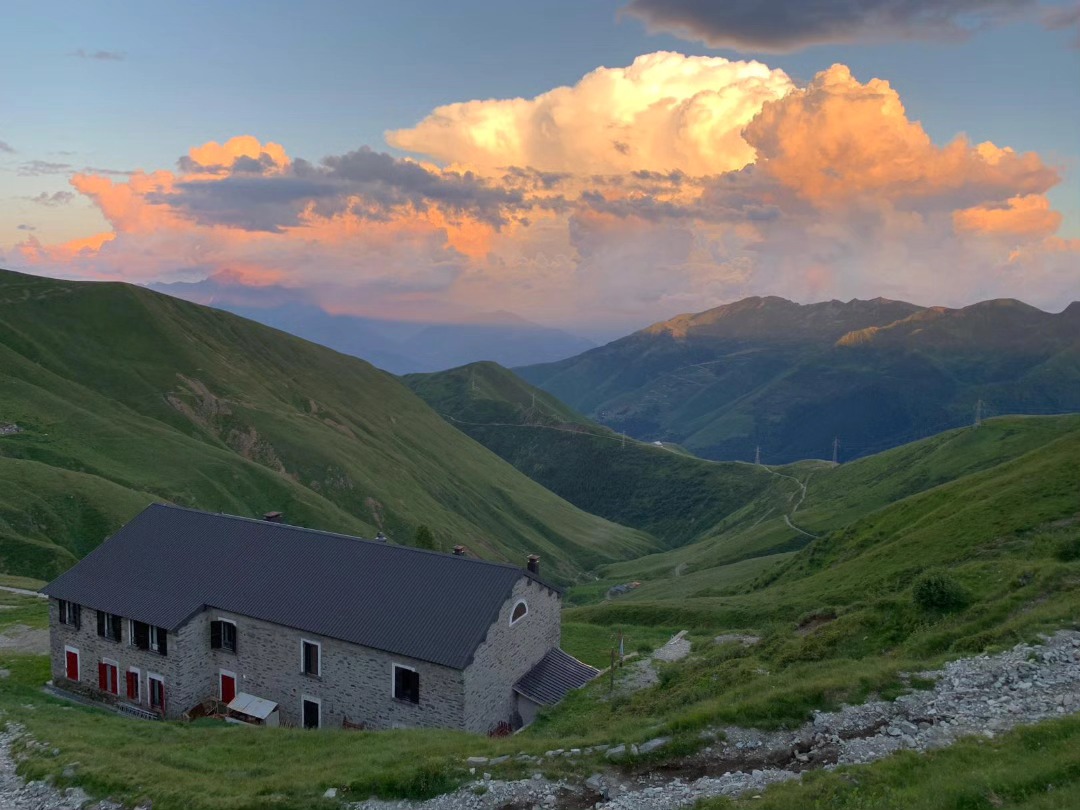Il rifugio che domina il Lago di Como e regala una vista mozzafiato ...