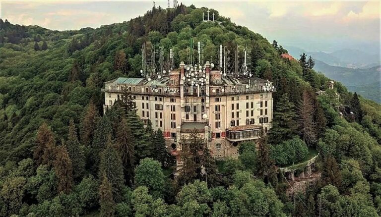 In cima alla montagna rinasce lo storico Grand Hotel con vista su lago ...