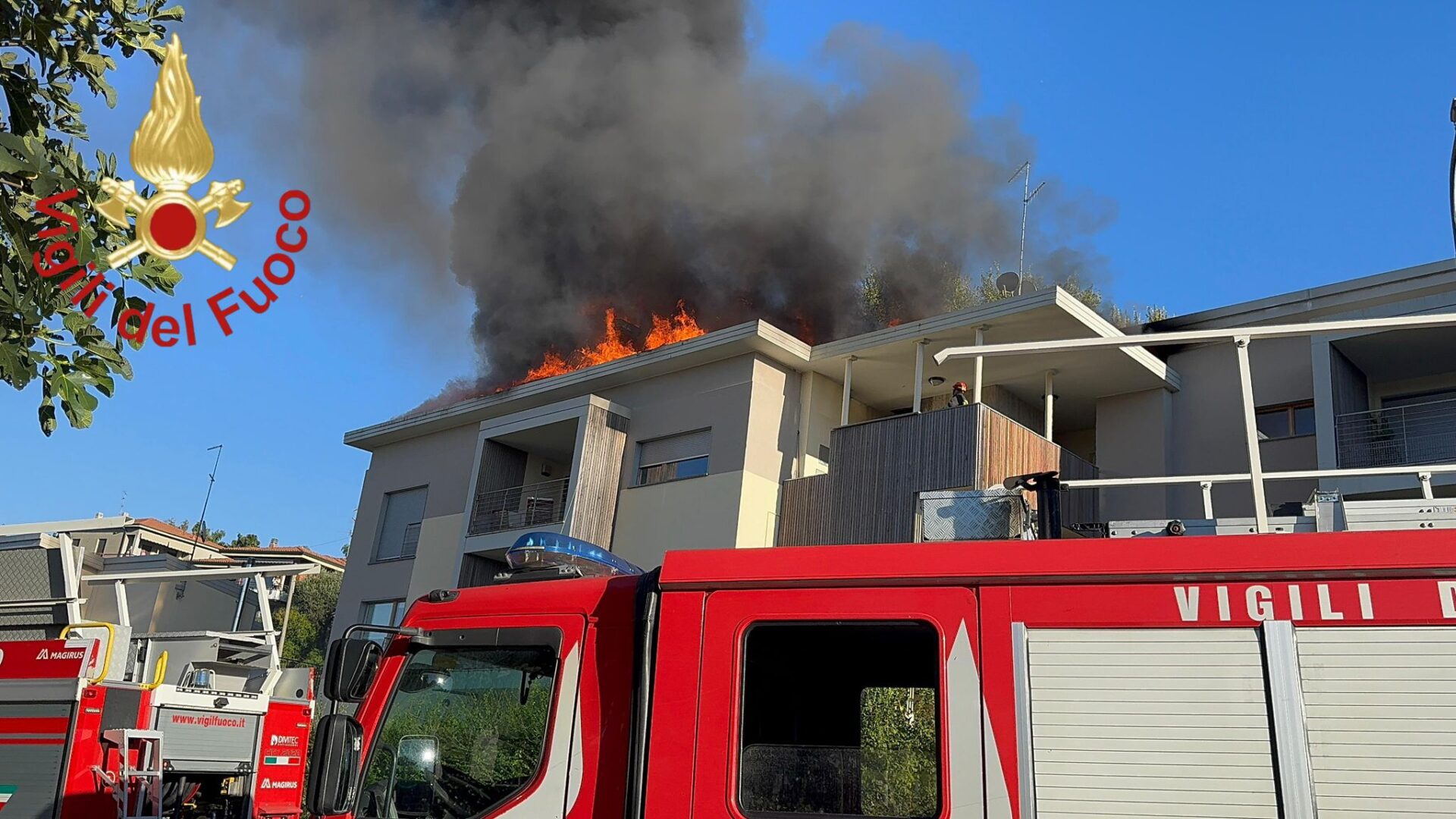 Paura in provincia di Como: incendio sul tetto di una casa, sette mezzi dei Vigili del fuoco sul ...