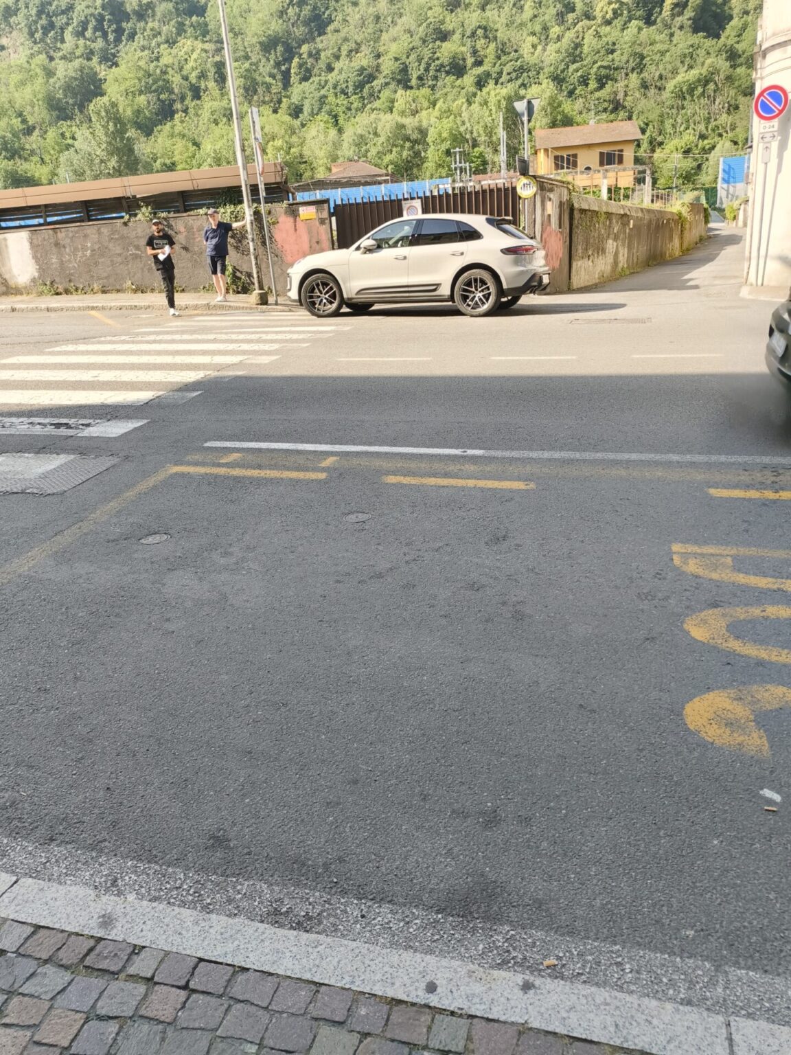 Ponte Chiasso, ennesima auto (targa ticinese) in divieto sulle strisce ...