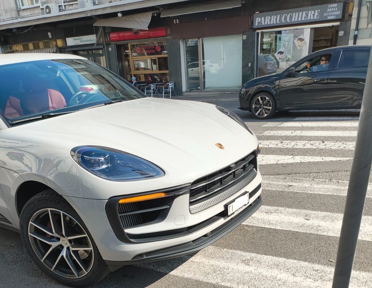 Ponte Chiasso, ennesima auto (targa ticinese) in divieto sulle strisce ...