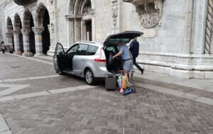 "Due auto tedesche ad alta velocità tra i pedoni in piazza Duomo. Un ...