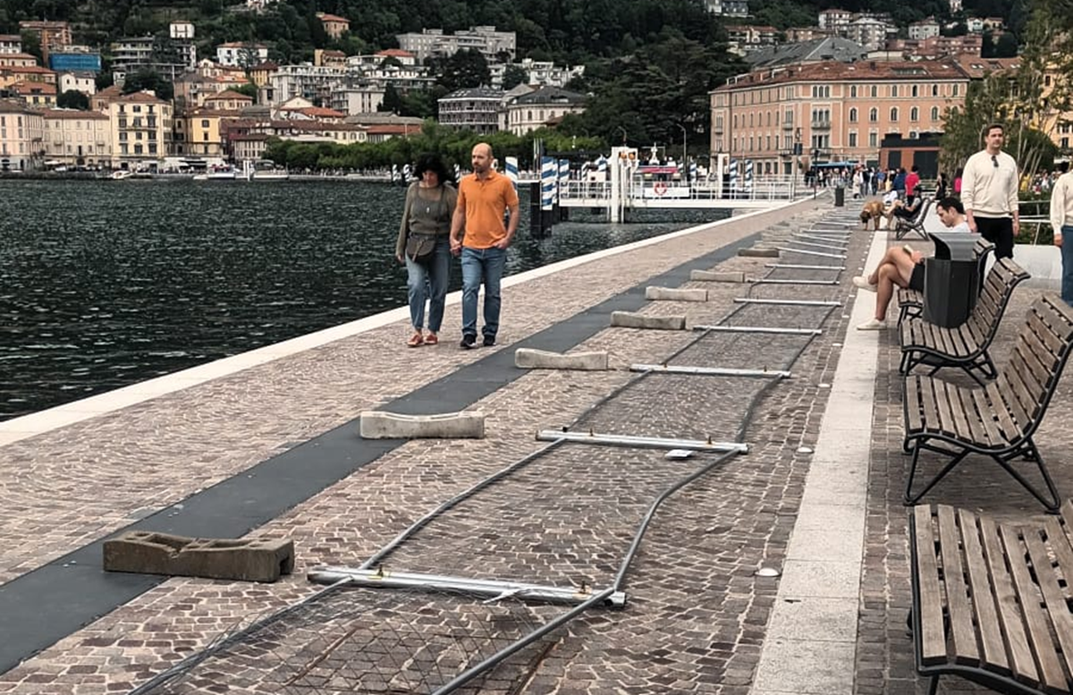 Como, sul lungolago i parapetti provvisori a terra: ipotesi vandali ...