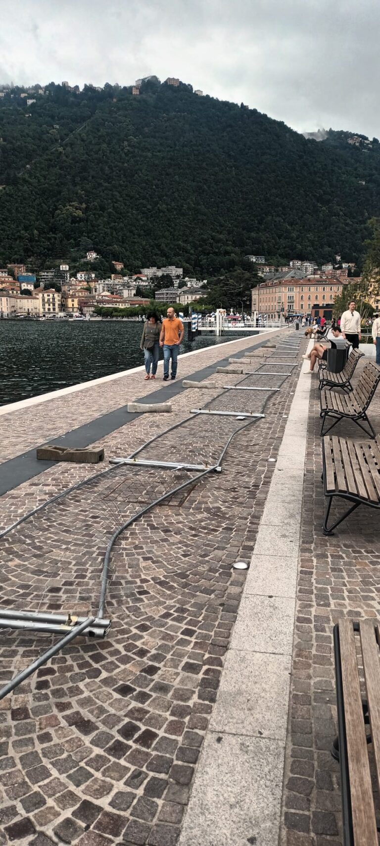 Como, sul lungolago i parapetti provvisori a terra: ipotesi vandali ...