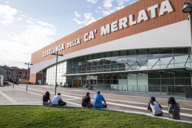 Camerlata, scappa dai poliziotti nel Bagno dell'Esselunga per liberarsi dell'hashish. Fermato e ...