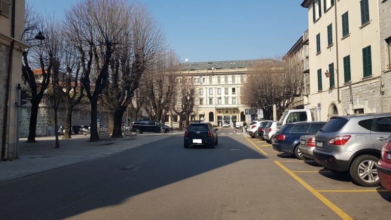 Como, piazza Roma torna mini parcheggio: 20 posti blu (da prenotare e ...