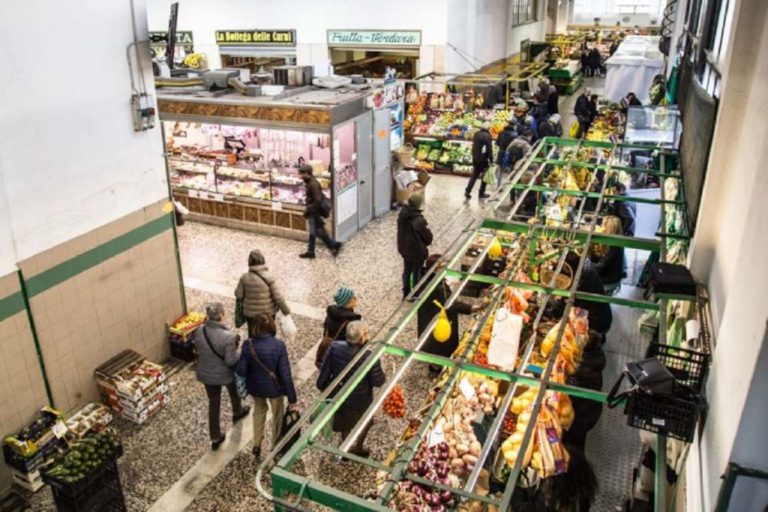 La Regione chiude il mercato coperto di Como. "Folle, devastante ...